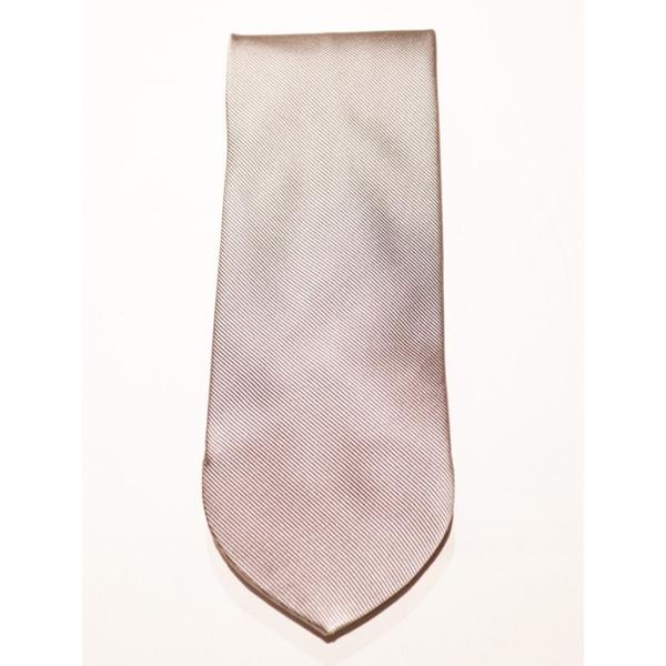 ツイル織りシルクタイです。ブランドの特徴である大剣・小剣のハート型のデザインは完成された美しさと気品を兼ね備えています。細部への拘りも素晴らしく、芯材をキュプラで一度包み、その外側にシルク生地を巻くことより表地の毛羽立ちが少なります。他のブ...