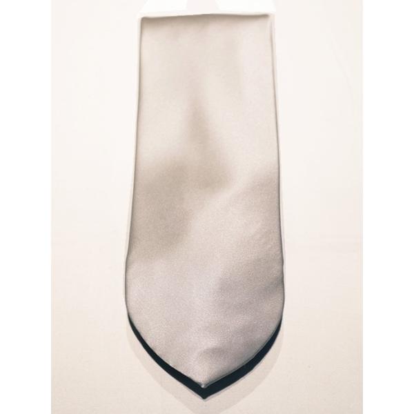 プレーン/朱子織りのフォーマルなネクタイです。ブランドの特徴である大剣・小剣のハート型のデザインは完成された美しさと気品を兼ね備えています。細部への拘りも素晴らしく、芯材をキュプラで一度包み、その外側にシルク生地を巻くことより表地の毛羽立ち...