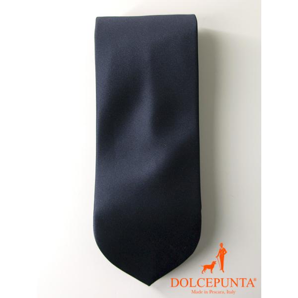 「DOLCEPUNTA/ドルチェプンタ」より、光沢感のあるシルクサテン地の無地ネクタイが入荷しました。ブランドアイコンの大剣/小剣のスウィートポイント(ハート型)のデザインが特徴のネクタイです。表地と芯地の間に高級裏地として知られるキュプラ...