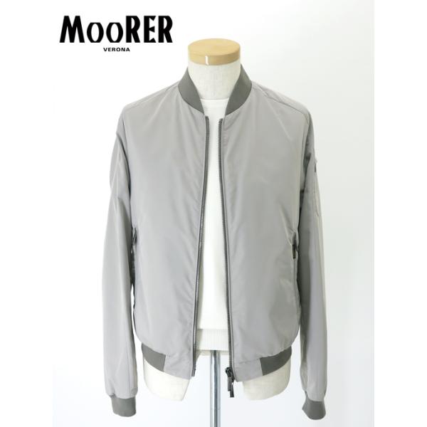 全てにおいて最高品質にこだわったアウターブランド「MOORER/ムーレー」より、ナイロンブルゾン「CORELLI-WK」が入荷しました。ムーレーの高級ポリエステル生地「WK」を使用した上品なグレージュカラーのブルゾンです。立体的な縫製、特注...