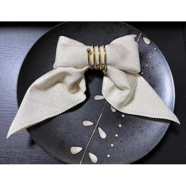 内容：リング+ナプキン　2点セットリング　1点サイズ　直径　4.5ｃｍ　高さ：3ｃｍ　素　材：　ステンレス色　　　ゴールドナプキン　１点サイズ：50X50ｃｍ素　材：ポリエステル色　　：クリーム色ナイフ、フォーク　ランチョンマットなどは含ま...