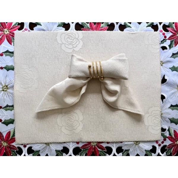 内容：リング　　ナプキン　　　ランチョンマット　3点セット-リング サイズ　直径　4.5ｃｍ　高さ：3ｃｍ　素　材：　ステンレス色　　　ゴールド-ナプキン　　　　   １点　　サイズ：50X50ｃｍ-ランチョンマット　 1点　   サイズ：...