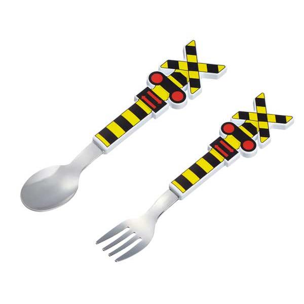 踏切柄スプーン・フォークになって登場☆製品本体長さ：155mm素材：本体 AS 樹脂 / ステンレス鋼日本製ネコポス対象品（ポスト投函にてお届けいたします）*厚さが2.5cmまでの商品*宅配便をご希望の場合には、宅配便送料に訂正させていただ...