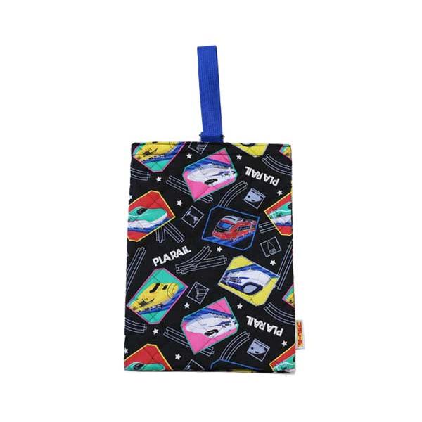 プラレールがキルトシューズケースカラー◎プラレール素材 ◎表側 綿100％　中綿 裏側 ポリエステル100％原産国◎日本製サイズ◎約21×29cm用途 ◎上履き・体育館シューズ入れクロネコゆうパケット対象品（ポスト投函にてお届けいたします）...