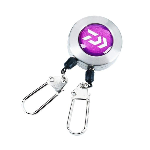 【商品概要】ダブルピンオンリール 500R●ダブルのヒモで2種類の小物を装着可能●ヒモの長さは使い勝手の良い約50cm●エンブレムが垂れにくい縦型ピン仕様●邪魔になりにくい薄型コンパクトボディ(約8mm厚)《ダイワ ピンオンリール》【商品説...