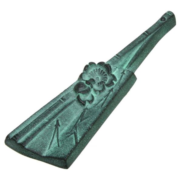 【商品概要】紙をおちつかせ、筆はこびをなめらかにする書道文鎮ペーパーウェイトや置物としても使える優れものの小道具扇子に梅竹をあしらった高岡鉄器のペーパーウェイト重さ 220g　商品サイズ 160×42×10mm外装サイズ 170×53×20...