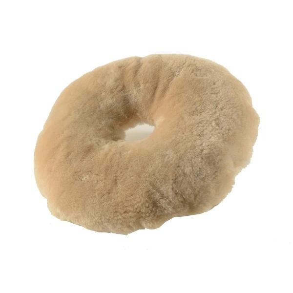 【商品概要】【サイズ】 直径約40cm【組成】 表面:羊毛皮100% 中材:ポリエステル100% 裏面:ポリエステル100%【生産国】 中国普通のクッションとは違う。羊毛ならではの弾力性に優れたボリュームでお尻をつつみこんでくれます。ムート...