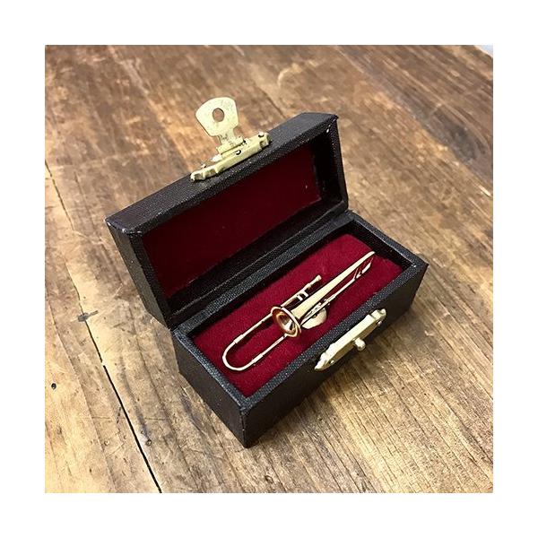 【商品概要】ミニチュア楽器ピンバッジシリーズ　トロンボーン木製のケース入りでプレゼントにも最適です。材質　本体 ：真鍮　ケース：ウッドサイズ： 約W.5.8cm x D.2.4cm x H.1.5cm【商品説明】【商品詳細】ブランド：秋月貿...