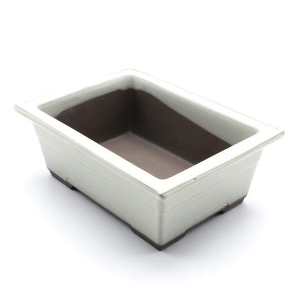 【商品概要】白色で光沢が綺麗な盆栽鉢です。小品?中品盆栽に、使い勝手の良い大きさです。色はクリーム、上から見た縁の形は四角です。胴まわりにある帯状の装飾が引き締まった印象を与えます。幅18.5センチ×奥行13.5センチ×高さ7.5センチ(底...