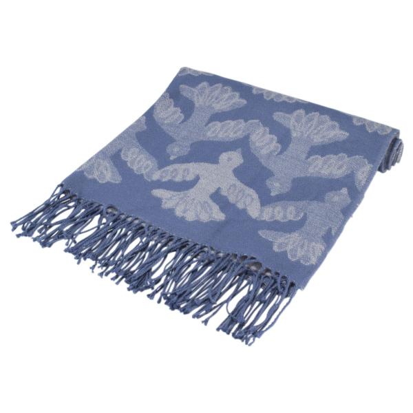 【商品概要】サイズ: 80X200cm(房込み)組成:アクリル100%生産国:中国フィンランド建国100周年を記念してデザインされた「ムート」柄。力強く飛ぶ渡り鳥が印象的です。肩にかけて使いやすいストールサイズ。首に巻いてもボリュームが出る...