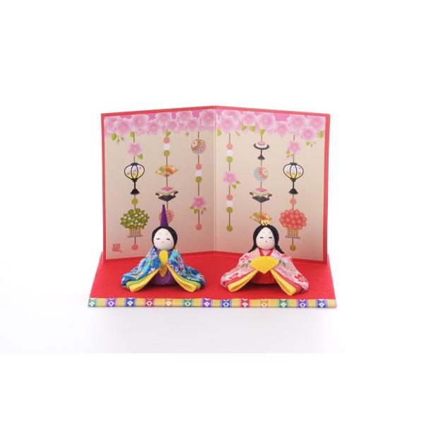 【商品概要】サイズ：雛／約奥3.8〜4.0×幅5.2〜5.5×高4.0〜4.8cm（7g)　屏風／約縦10.0×横15.0cm（5g）毛せん／約縦10.0×横15.0cm（3g)材質：雛／レーヨンちりめん・発泡スチロール、毛せん／ポリエステ...