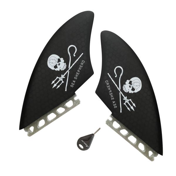 【商品概要】付属品：ツインキールフィン、プレミアムフィンバッグ、フィンキー材料：軽量や高強度のハニカム ガラスファイバー素材で作られています高性能：これらのツインキールフィンの剛性曲げとバランステンプレートを使用して、波の中でスムーズなスイ...