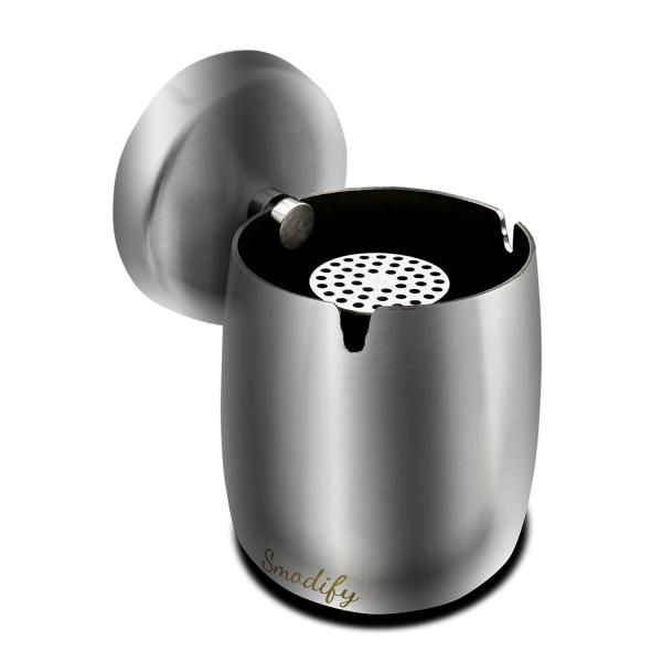 【商品概要】【愛煙家がこだわった蓋】高品質のステンレス素材を採用し、堅牢で密封性の高いフタで煙が漏れにくくなりました。また蓋と本体とのスキマをさらに縮めたことで、蓋の開閉時に生じる音も鳴りずらくなりました。ベランダでの喫煙でも防臭効果とあわ...