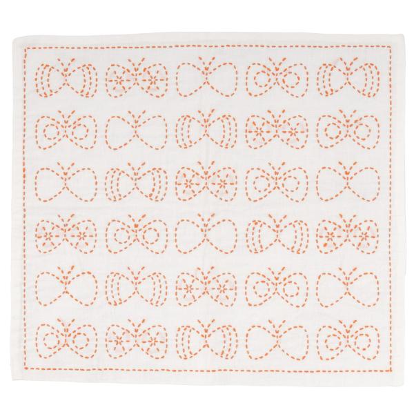 【商品概要】図案に沿って刺すだけ。かんたんキット水で消える図案プリント済み生地はやわらかく、針通りの良い綿素材を使用。出来上がりサイズ：約縦30cm×横34cm素材：刺し子布 綿100%、刺し子糸 綿100%原産国日本【商品説明】HARAW...