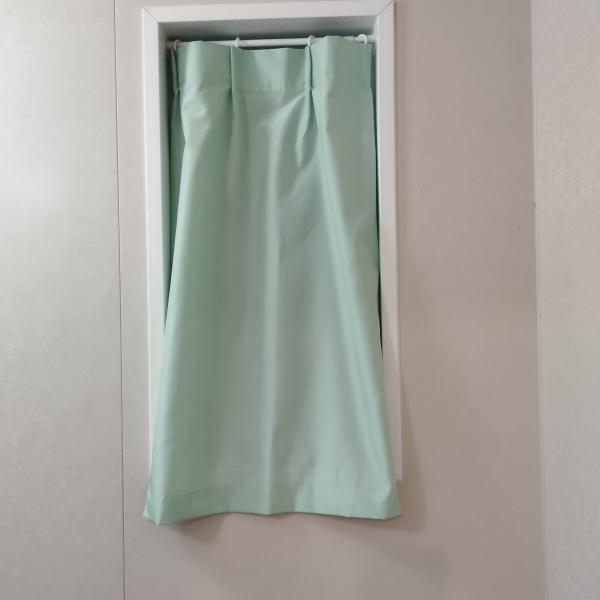 お風呂の縦長窓用のカーテンです。お手元の突っ張り棒と付属のリングランナー（4個)を使用して窓を覆います。色はさわやかグリーンで沐浴中のシルエットをカバーしてくれて、ゆったりとしたお風呂時間を楽しめます。撥水加工も施されてます。●サイズ・・・...