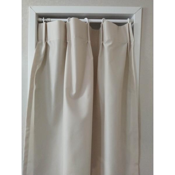 お風呂の縦長窓用のカーテンです。サイズは 幅60ｃｍ丈90ｃｍです。※画像は窓幅40cmに使用しております!窓枠内にお手元の突っ張り棒を使ってフックを付属のリングランナー（5個)に掛けて窓に使用します。色は落ち着いたベージュで沐浴中のシルエ...