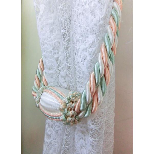 カーテンを束ねてた時に使用するバンドです。いつも使っている共生地で作られたバンドをこちらに替えるだけで、いつものお部屋の雰囲気がグレードアップします♪小さなリメイクから始めてみても楽しいインテリアライフになります。●組成：　　レーヨン100...