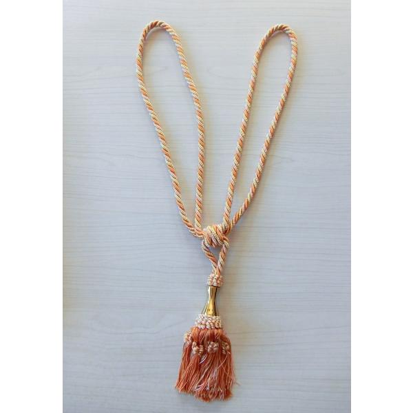 ゴージャスな縄タッセルでお部屋のカーテンがさらにグレードアップします。サーモンカラーとベージュカラーのツートンがとても上品な雰囲気です。控え目でいて上品でもあり、ゴールドの高級感がひときわ目を引くカーテンタッセルです。。お気に入りのカーテン...