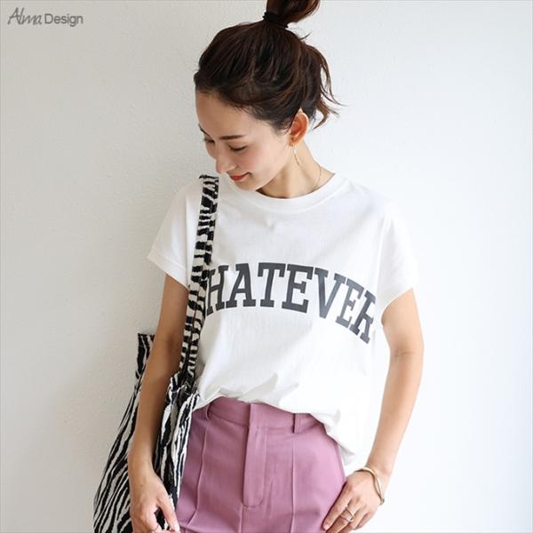 コットン100％のサラッとした肌ざわりが心地よい、人気Tシャツ・シリーズに《WHATEVERロゴプリント》版が新登場です！胸元に大きくレイアウトされた"WHATEVER"ロゴは、インパクトがありながらもコーデに取り入れやすく、抜け感のあるス...