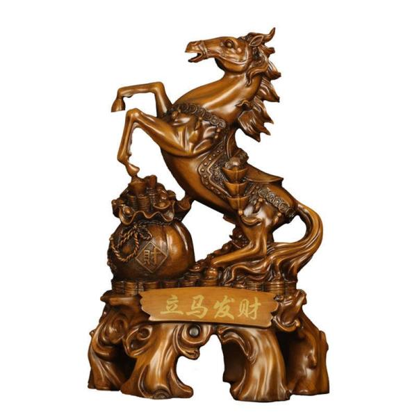 【発売日：2025年12月02日】令和8年の干支「午（うま・馬）」をモチーフにした縁起物の置物。力強く駆ける馬をデザインし、新しい一年を彩ります。サイズ：S:23*13*32cm L:40*27*61cm材質:樹脂製多様な場所に適応する汎用...