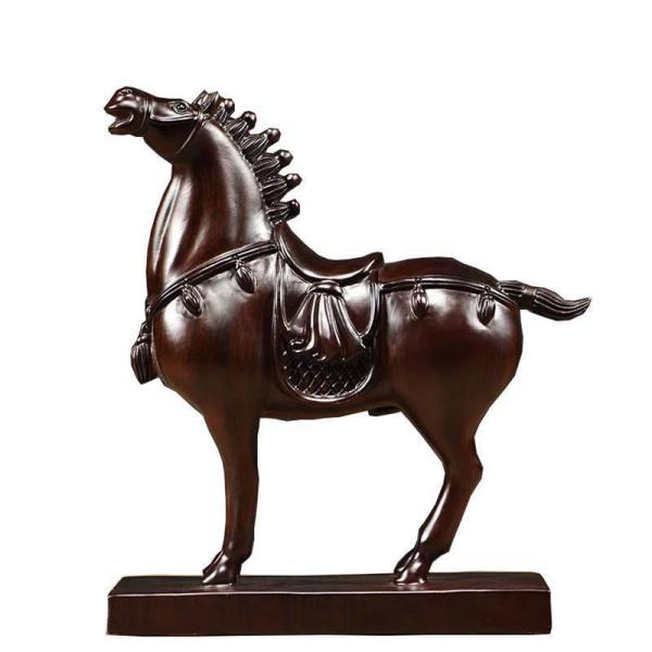 【発売日：2025年12月02日】令和8年の干支「午（うま・馬）」をモチーフにした縁起物の置物。力強く駆ける馬をデザインし、新しい一年を彩ります。表面は天然木でコーティングされており、環境にも配慮しています。木目の色が変色しないことを維持し...