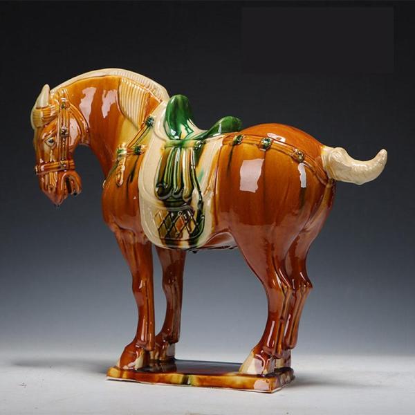 【発売日：2025年12月02日】馬の置物は、家、オフィス、カフェなどの本棚、机、キャビネットを飾るのに使用され、高級感を添えます。令和八年（2026）度干支馬。午（うま）は、昔から 躍動・成功・勝負運 を象徴する干支とされています。まっす...