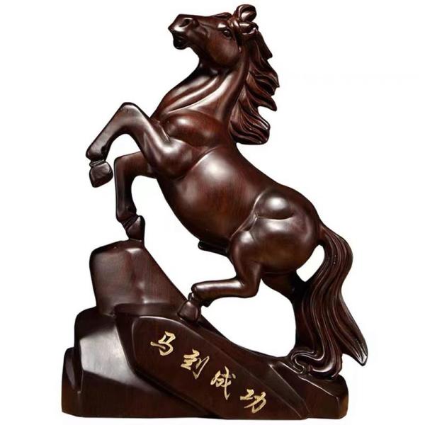 【発売日：2025年12月02日】馬の置物は、家、オフィス、カフェなどの本棚、机、キャビネットを飾るのに使用され、高級感を添えます。木を彫って作られているので木の良い香りが持つ。職人により一つ一つ丁寧に作られた木彫りの馬。令和八年（2026...