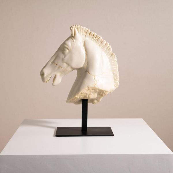 【発売日：2025年12月02日】?品質のある樹脂を使用して、十分な強度を持ち、 耐久性に優れ、維持管理が容易です。?材質:樹脂製?サイズ：23*11*33cm?馬頭の置物は創造的にデザインされており、高品質の樹脂で作られており、耐久性があ...