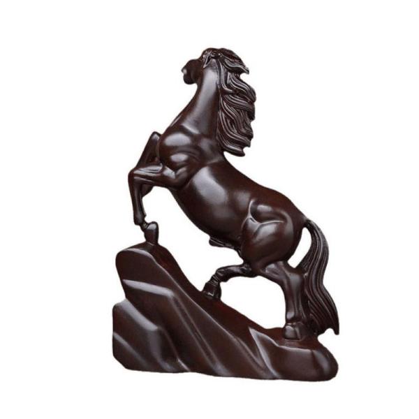 【発売日：2025年12月02日】?木を彫って作られているので木の良い香りが持つ。職人により一つ一つ丁寧に作られた木彫りの馬。?素材：木製?馬は福を招く縁起物とされており、新築祝いや開店祝いなどで贈られます。家・オフィス・喫茶店・レストラン...