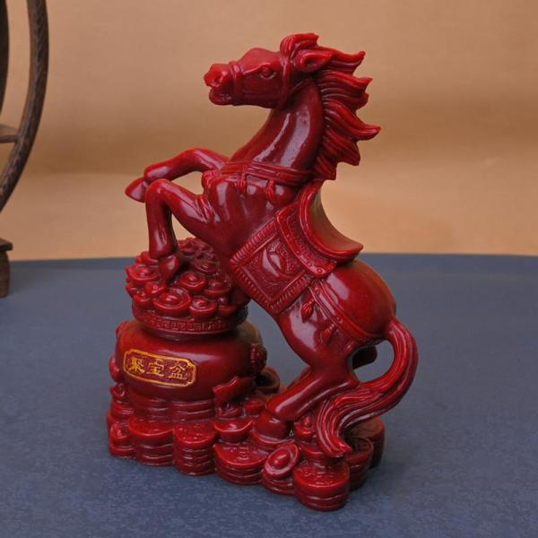 【発売日：2025年12月02日】馬の置物は、小型・軽量・上質な仕上がりで、ご家庭やオフィスの装飾に最適です。材質:樹脂製サイズ：13*7.6*16.5cm馬の置物は、家、オフィス、カフェなどの本棚、机、キャビネットを飾るのに使用され、高級...