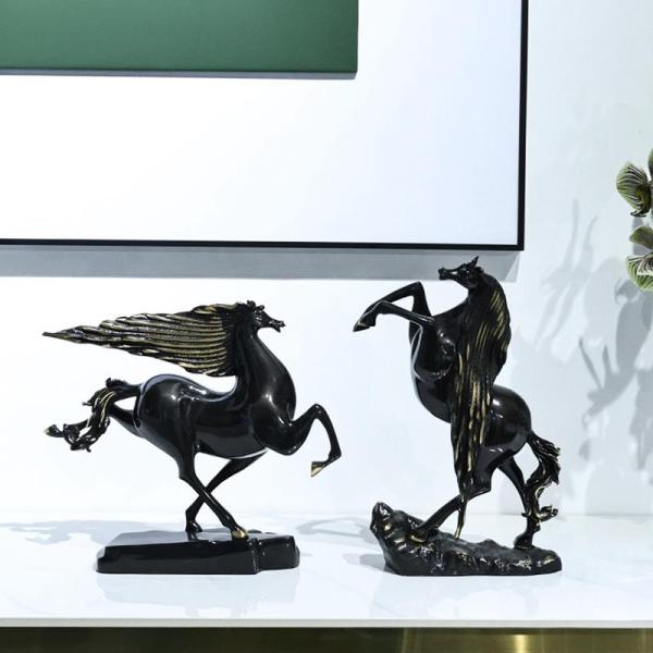 【発売日：2025年12月02日】令和8年の干支「午（うま・馬）」をモチーフにした縁起物の置物。力強く駆ける馬をデザインし、新しい一年を彩ります。材質：銅製馬は福を招く縁起物とされており、新築祝いや開店祝いなどで贈られます。家・オフィス・喫...