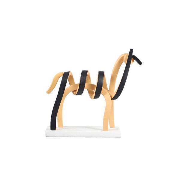 【発売日：2025年12月09日】馬は金運、財運、事業運、を司る馬神様。仕事運アップ・商売?盛・金運アップに効果がある。干支飾りは、大切な人への贈り物や新年のインテリアとしてもおすすめです。サイズ：32*8*30cm馬の置物は、上質な仕上が...