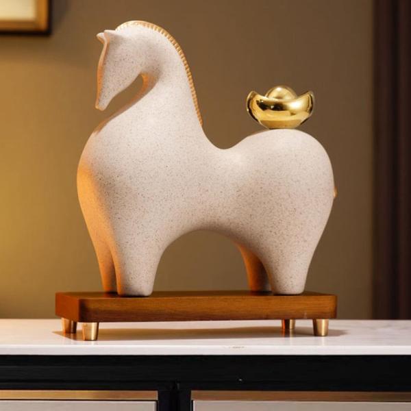 【発売日：2025年12月09日】?サイズ：馬：23*9.5*27cm 台座:23*11*3.5cm?馬や動物が好きな友達や家族へのプレゼント、誕生日、クリスマス、クリスマス、ホリデー、お正月などにぴったりのギフトです。?素材：陶器?台座は...