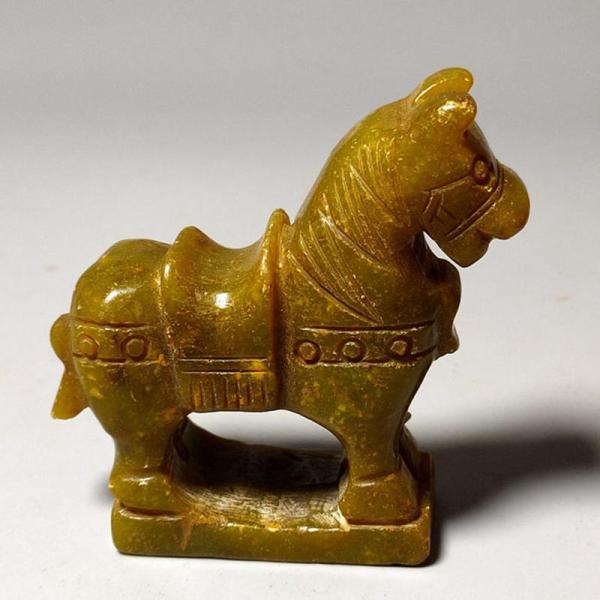 【発売日：2025年12月09日】馬は古来より交易や移動に欠かせない動物であり「財運のシンボル」として親しまれておりました。 また、馬は家族愛の深い動物であり「家族円満のシンボル」としての一面もあります。令和八年（2026）度干支馬。午（う...