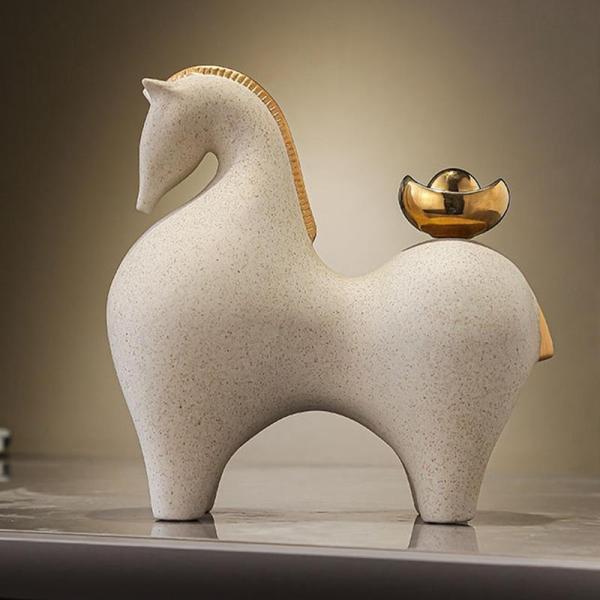 【発売日：2025年12月09日】馬は幸運や縁結び、そして願いが叶う象徴とされ、馬をテーマにしたインテリアはビジネスのマスコットとして人気があります。材質:陶器馬の置物は、家、オフィス、カフェなどの本棚、机、キャビネットを飾るのに使用され、...