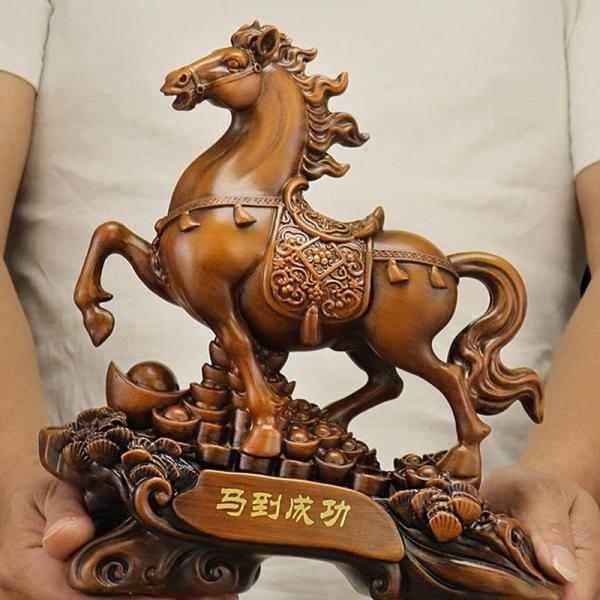 【発売日：2025年12月09日】様々なシーンに最適:本棚、棚、寝室、オフィス、リビングのスタイルアップを樹脂製の馬の置物で。 万能なデザインで、本棚の装飾、棚の装飾に最適で、さまざまなスペースに洗練されたタッチを加えます。馬は旺盛な生命力...