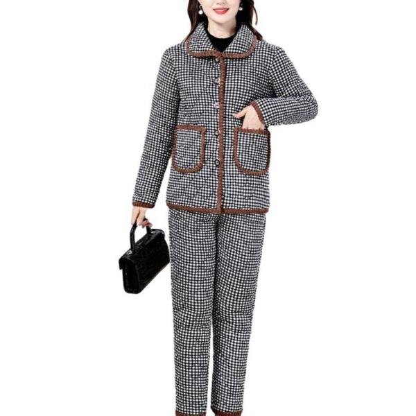【発売日：2025年12月09日】【多機能サイドポケット】シニア女性に最適な中綿コートは、サイドポケットを 2 つ装着し、それぞれ独立して使用できるため小物の整理が簡単です。一方にスマホ、もう一方に財布や手袋を収納する等、使い分けが自由で便...
