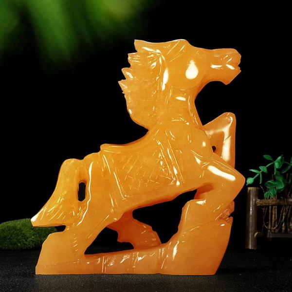 【発売日：2025年12月09日】馬に関連する縁起物の中でも、強力な開運モチーフとされるのが、中国由来の二つの四字熟語です。 一つが「馬到成功」（馬が到着すれば、即座に成功をもたらす）で、事業の成功を願う意味合いがあります。もう一つが「千軍...