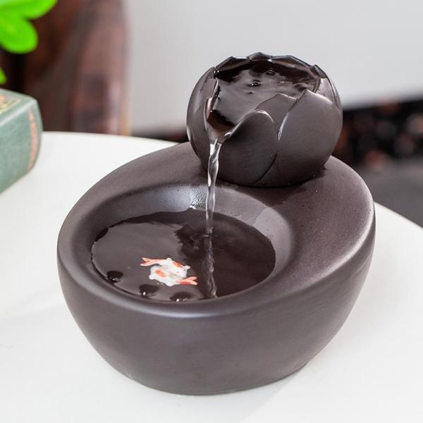 【発売日：2025年12月15日】平和な装飾像:長持ちする流れる水のデザインは、視覚的な美しさをもたらし、静かな雰囲気を作り出し、感情を和らげます。材質: セラミック製サイズ：21*17*14cm用途:卓上噴水はご自宅やオフィスの装飾をアッ...