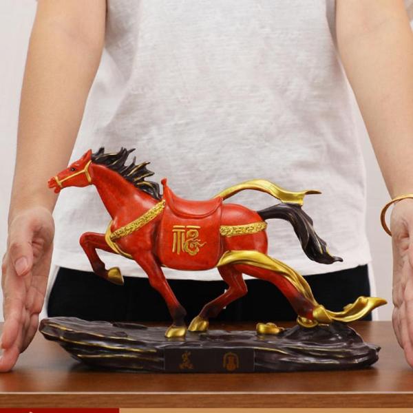 【発売日：2025年12月15日】馬は奔放で旺盛な生命力と情熱を象徴して、古来馬はまた能力、聖賢、人材、有作為のです。人々はよく才能のある人のことを「千里馬」と言います。馬の本性は豪放磊落で、頑健であり続けます。材質：樹脂製サイズ：S:30...