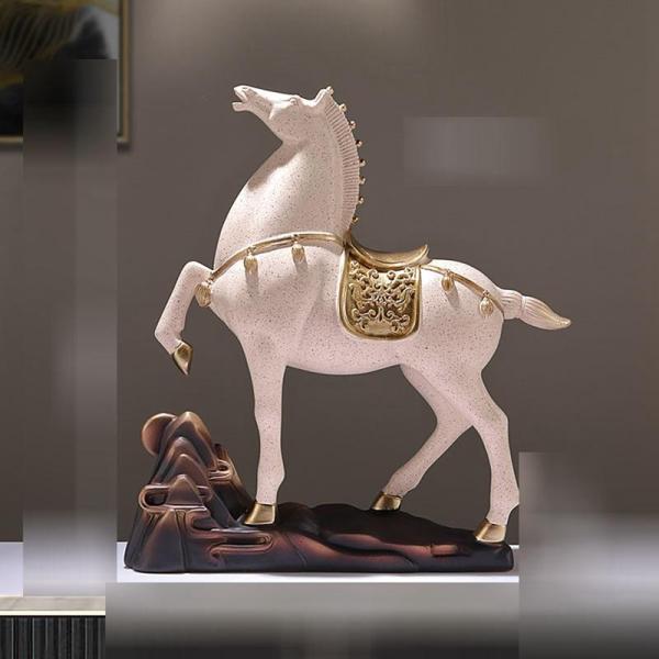 【発売日：2025年12月23日】午馬には、「情熱と行動力で突き進む」「燃え盛るようなエネルギーで道を切り開く」といった縁起のよさが表されます。高品質の樹脂素材、安全性と環境保護、独特の臭いはありません。多様な場所に適応する汎用性 リビング...