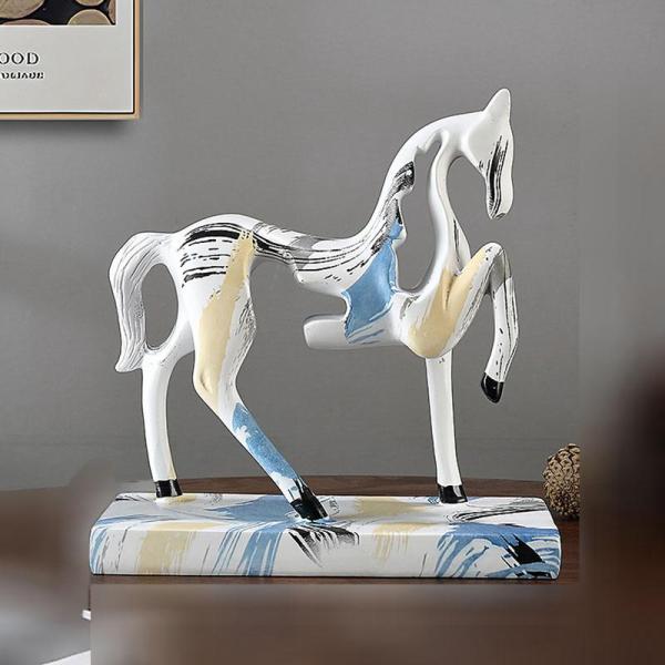 【発売日：2025年12月23日】馬の樹脂製装飾品として、この作品は繁栄と成功を体現し、装飾的な装飾の慣習と一致し、どんな部屋にもポジティブな雰囲気を醸し出します。材質: 樹脂製サイズ：21.5*11*22.2cm馬や動物が好きな友達や家族...