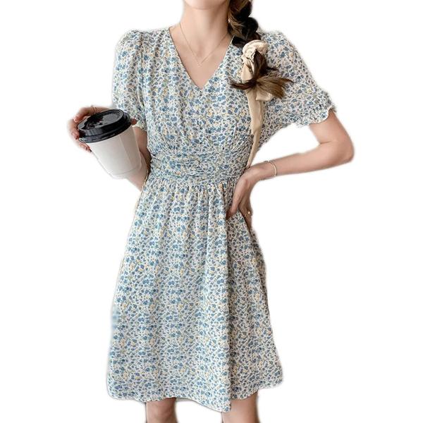 【発売日：2024年03月01日】◆【エレガントな魅力の虜に】エレガントで可愛い大人ワンピースです。お色は素朴な印象もありつつ、ふんわりしたAラインのシルエットが可愛らしさも演出しています。普段使いの１枚としてもリゾートワンピースとしてもお...