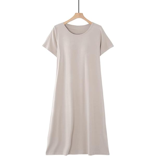 【発売日：2024年03月01日】■【1枚でお洒落が完成】：ふんわり可愛く、らくらく体型カバー。女性らしいAラインシルエットが素敵なマキシ丈プリーツワンピースです。コーデ要らずで着用シーンも幅広く使い勝手バツグン。1枚は持っておきたいヘビロ...