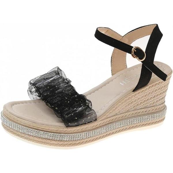 【発売日：2024年07月18日】リッチなシルエットを演出する厚底サンダルは、長時間の歩行でも快適な履き心地。オフィスからデートまで幅広く対応しています。疲れにくい素材とデザインで、長時間の立ち仕事やイベントも快適に過ごせる厚底サンダル。美...