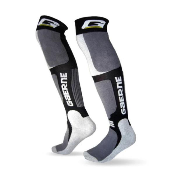 ガエルネオフロード用ソックスオフロードブーツ使用時のマストアイテム。足にフィットするように織り方に変化を持たせ、適度なサポート力とクッション性をもつオフロード用ソックス。ひざ上まで高さがあり、ニーガードやニーブレースの装着も快適になります。...