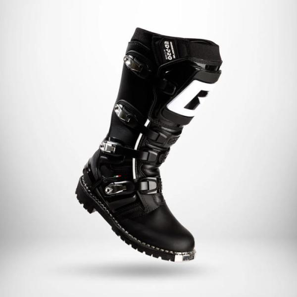 極力プロテクションパーツをそぎ落とし、革の持つ性能を最大限に生かす伝統の製法でつくられる「ED-PRO art.405」林道ツーリングからエンデューロまで、多くのライダーに愛され、育てられた逸品です。品名： GAERNE　ED-PRO ar...