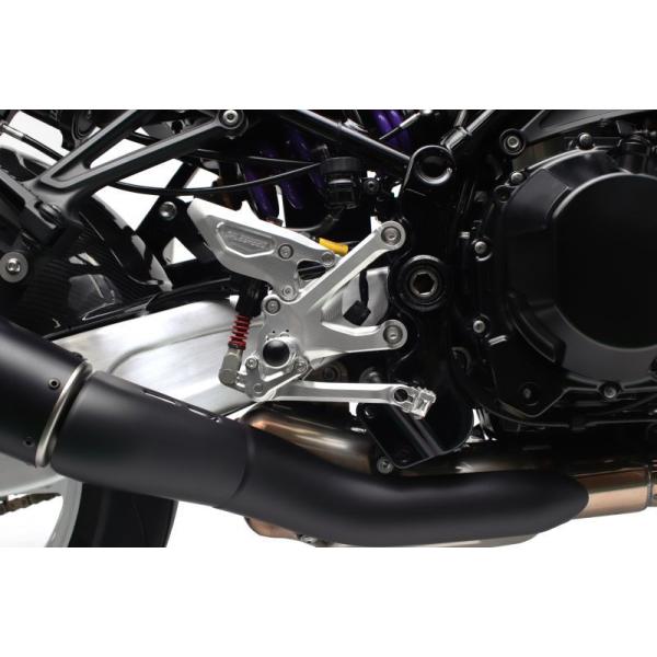 ストレスフリーなペダル操作へ。レースのために考えられた設計は、ストリートでも多くの利点があります。純正ポジションから最小限の位置変更で、サーキットからストリートまで楽しめるパフォーマンスを発揮。ステップワークを妨げる要素を徹底して排除し、操...