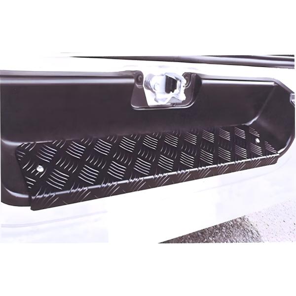 AL縞板リアステップカバー ブラックサテン塗装ハイエース200系ハイエース 200系　標準ボデー対応、スーパーGL/DX、1〜7型専用※ワイドワゴン車取り付け不可アルミ縞板にブラックサテン粉体塗装をしたオリジナルステップです。ビス穴は浮かな...