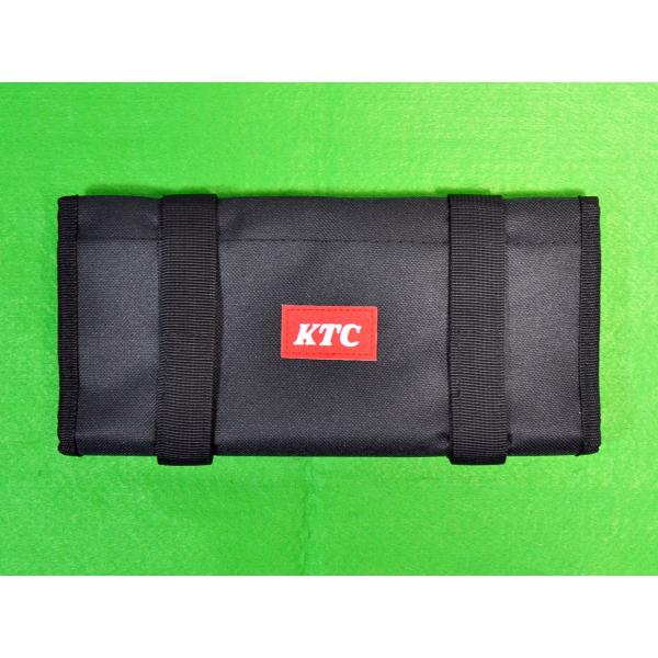 ● KTC オリジナル　多機能ツールバック MCKB-B です。　持ち運び時にコンパクトに収まるロールタイプ。　面ファスナー留めで、工具の飛び出しを防止します。　ソケット類収納部分の下にもマチ付きのポケットを設け、工具や予備パーツの　収納量...